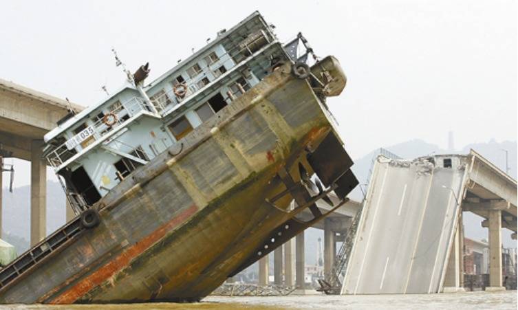 如果万吨巨轮撞上跨海大桥,桥梁会被撞断吗?专家们霸气回应