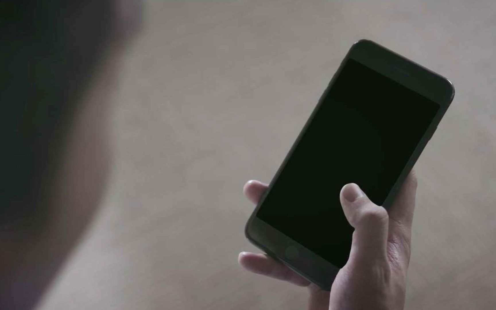 男子收到一张诡异图片,打开却总是黑屏,看清图后遭殃了!