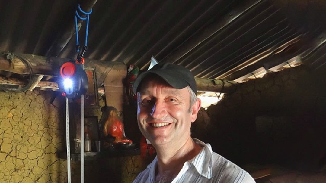 世上还有不费电的灯?看到这个发明后,贫困地区的人民有福了!