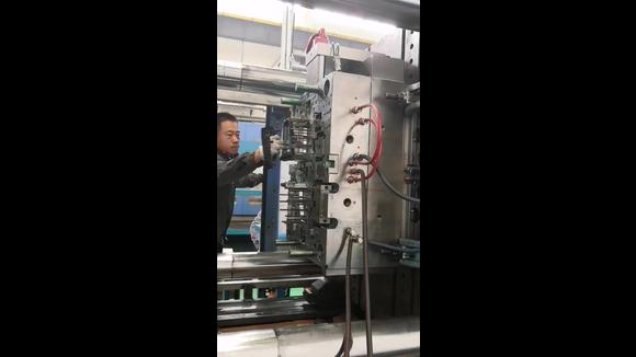 汽车零部件注塑生产过程