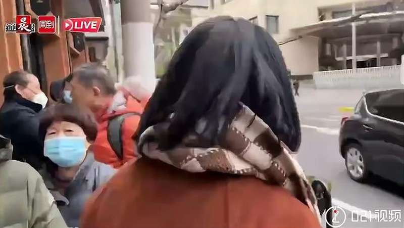 【 上海市民排队6小时买现包汤圆 ,食客:明年肯定不来了】元宵节前夕...