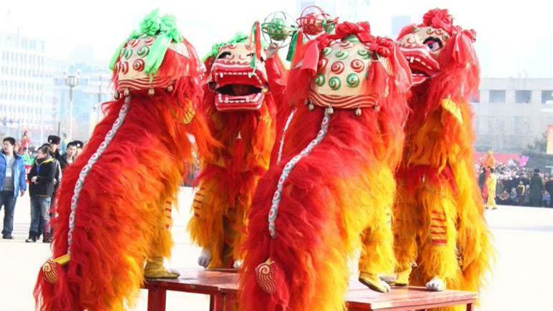 过年舞狮子表演,浓浓的年味,醒狮给大家拜年啦