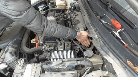 发动机漏气会使汽车怠速偏高.