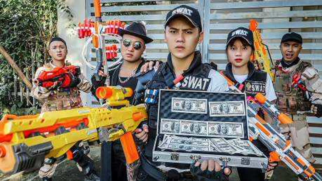 CS真人版:大坏蛋入侵住宅捕捉小姐姐