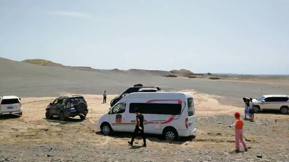 罗布泊无人区幸遇另外一个车队,帮忙施救!