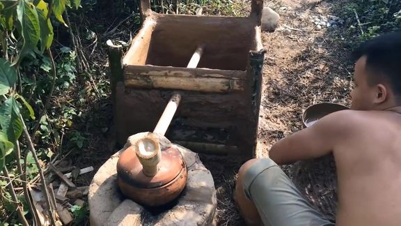 农村小哥制作热水蒸馏器,不但可以获取淡水还可以洗个热水澡