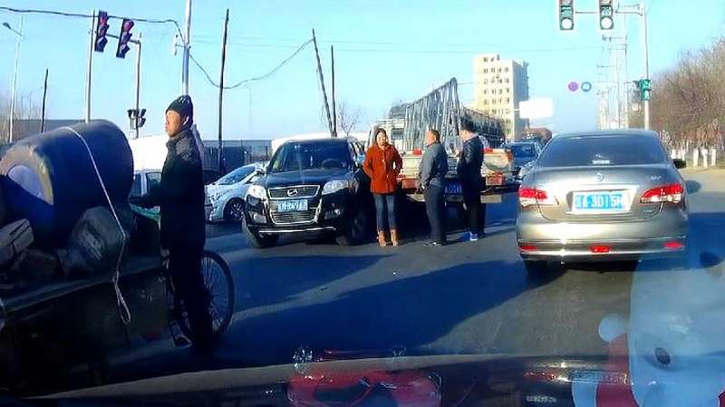 好嗨啊,车辆连环撞车,整条车道被迫停车