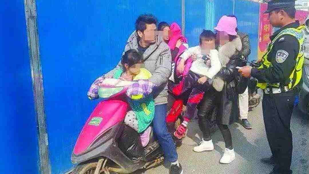 2名中学生开学第一天被撞身亡 身上还带着奖状