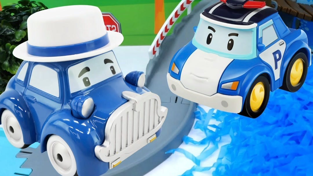 变形警车珀利出动了,救援遇到困难的小汽车玩具游戏?