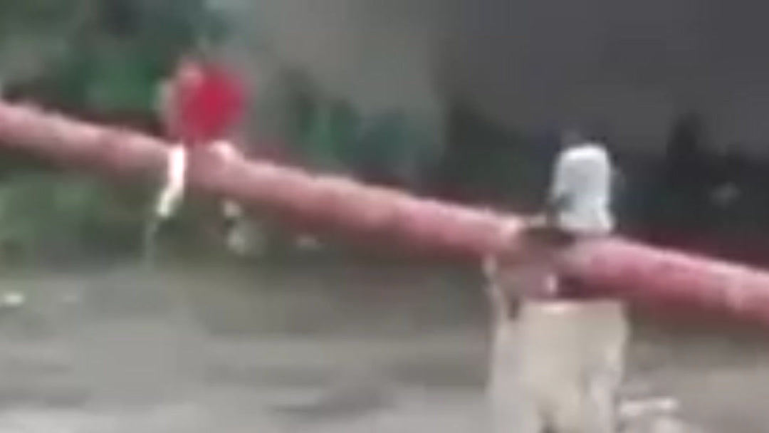 小孩困在管道上脚下洪水咆哮 男子险中营救获赞