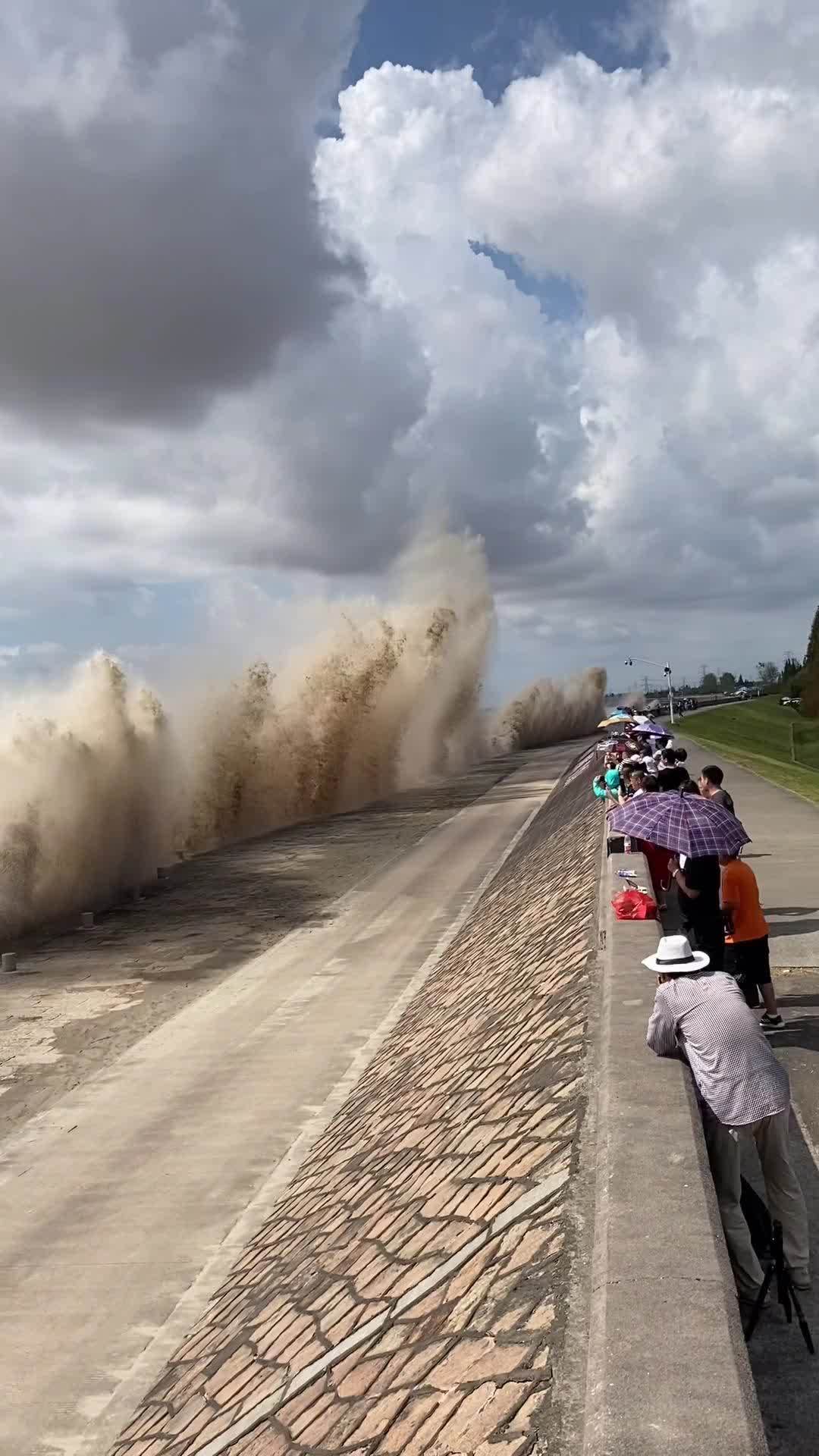 汹涌澎湃的钱塘江大潮