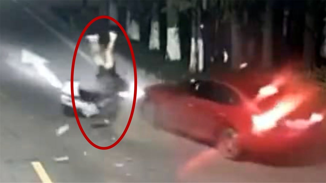 监拍:电动车骑行者任性逆行转弯迎头撞上轿车 “倒立”状摔下车
