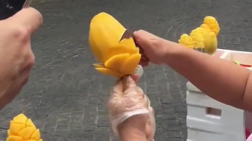 打卡网红小吃芒果花,大姐这一番操作后,我再也不用担心吃的时候弄脏...
