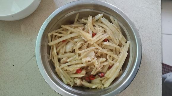 终于把酸辣土豆丝的视频拍出来了,制作视频真是件不容易的事情