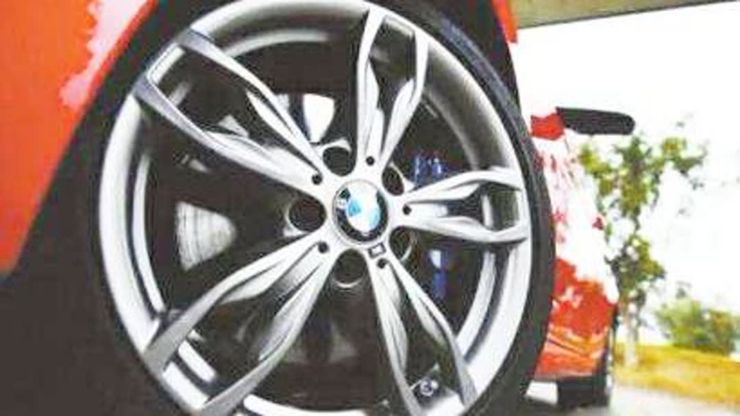 为什么汽车轮子高速旋转时,看起来像是反方向旋转呢?