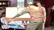 震惊!街头模拟被枪击强制急救入棺材演习
