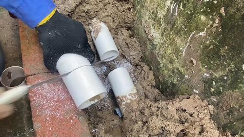 PVC排水管烂掉了,双方不能退,如何快速维修。#家装装修
