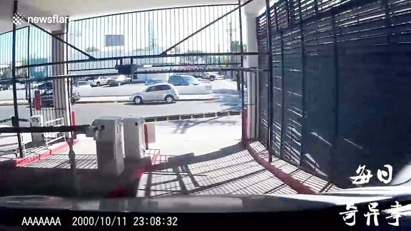 汽车缓缓行驶出停车场,行车记录仪忽然排到这样一幕