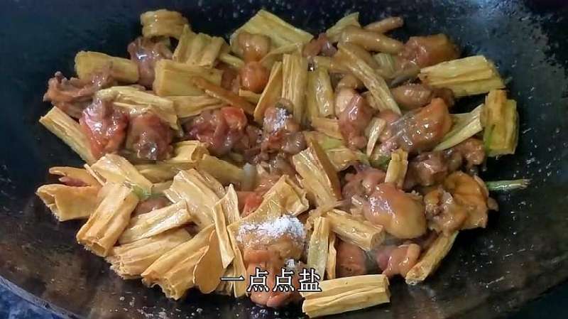腐竹烧鸡，广东人经常吃的一道家常菜，做法简单味道香，太好吃了