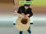 农村大叔用稻草编的草篮以前在农村经常看到, 现在会编的人都少了