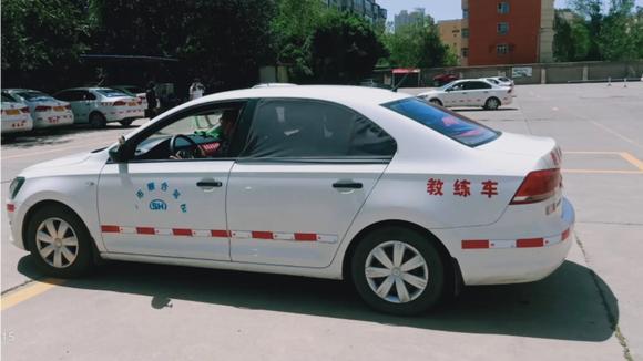 练车第一天:这哥们第一次上车熄火8次,我跟着一起练模拟器ߘ