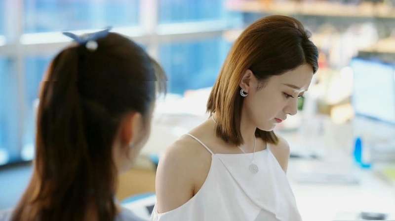 雅怡把安卡达二十年来样式图拿给林浅,她说制服必须考虑新颖合适