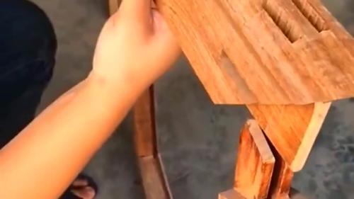 木工师傅用榫卯拼接,做一个实木家具,不愧是老祖宗的智慧