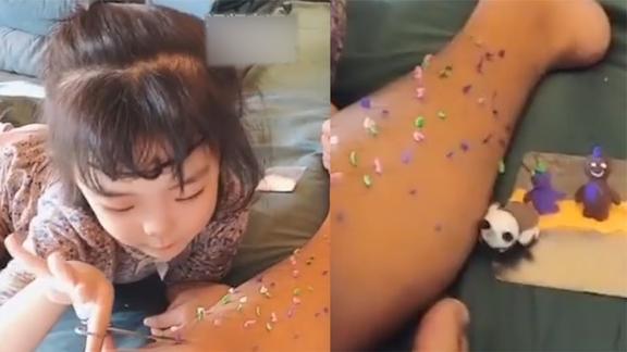 女儿用橡皮泥捏小人竟薅爸爸的腿毛,爸爸欲哭无泪:小棉袄漏风了