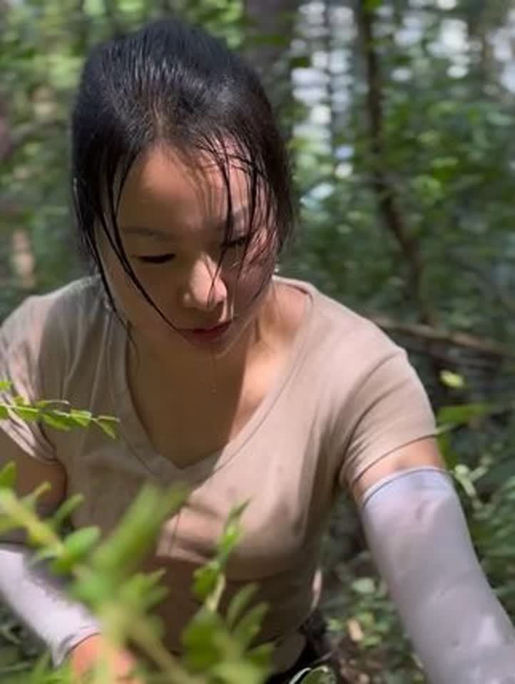 习惯在很忙的生活里找安全感,总觉得自己稍微不努力,快乐就养不起,城...