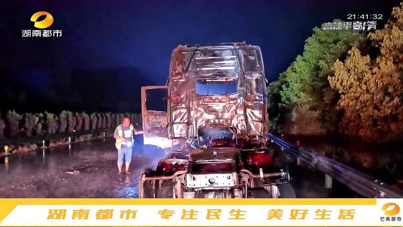 快递车行驶中突发自燃,驾驶员拆车头保货,惊险视频曝光