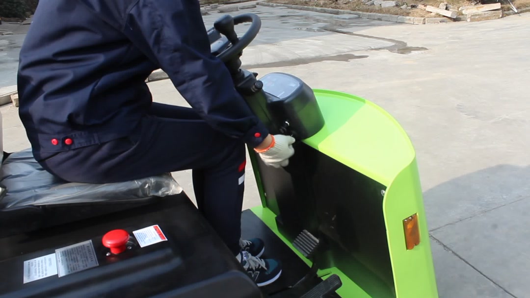 座驾式电动牵引车