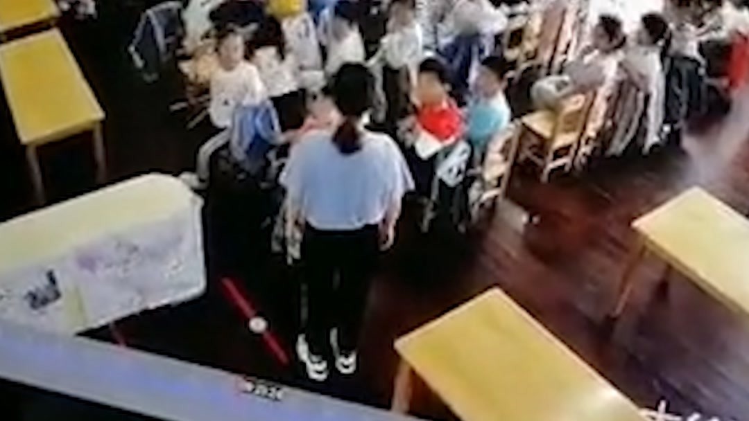 网曝常州一幼儿园老师暴力虐待学生 教育局:涉事教师已停课调查
