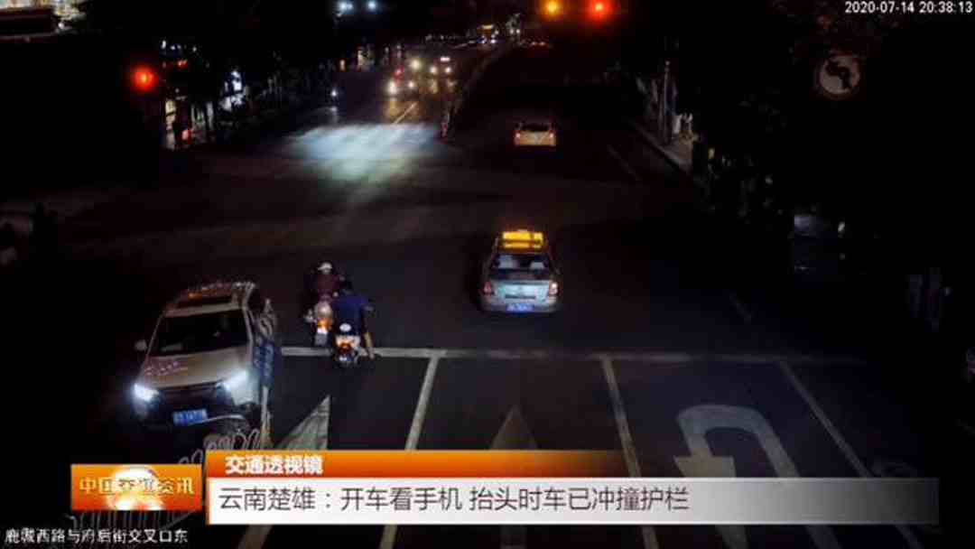 男子开车玩手机,几秒后就遇惨烈事故,监控记录下这惊魂瞬间!