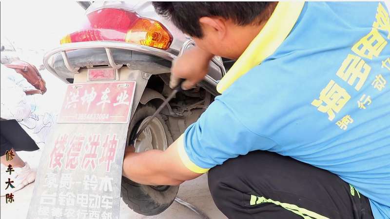 换电车轮胎有技巧,老师傅教的这一招,看完人人都会换轮胎!