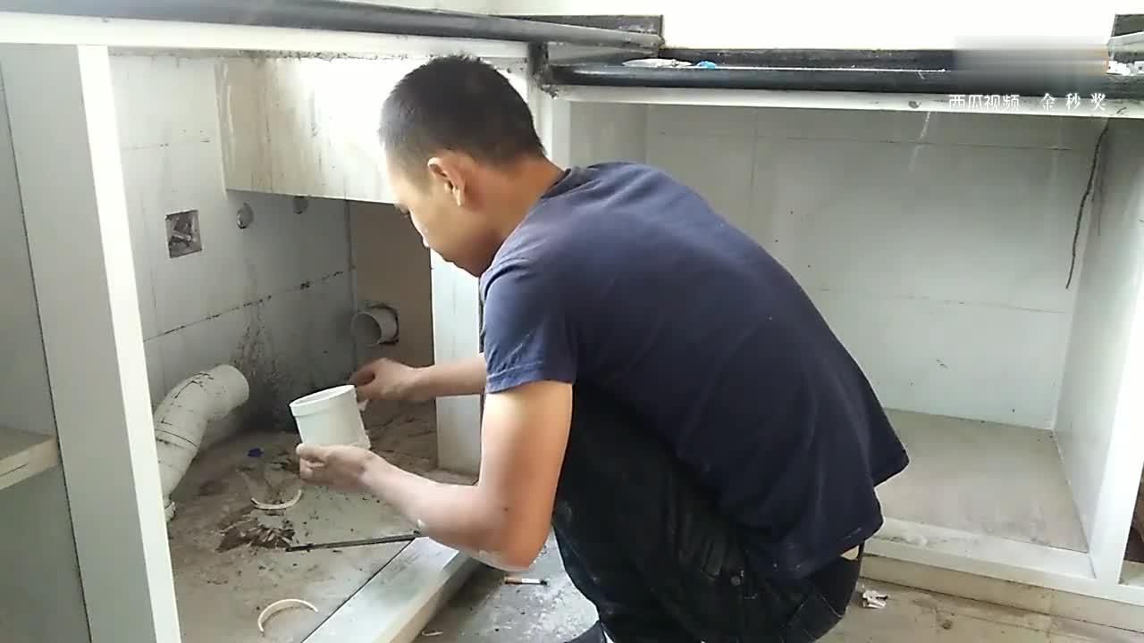 厨房下水管设计缺陷,师傅简单改造,好用多了!