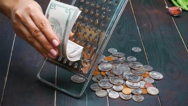 创意定格动画:钞票一刨成了硬币,本子一切是苹果手机!