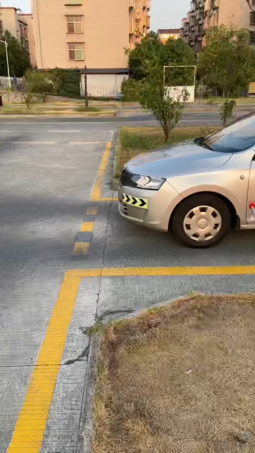 科目二左倒库不压线原路返回的方法