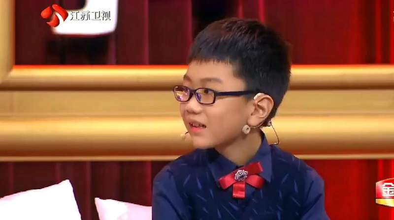 主持人给众人出题 用心算的方法计算 自己出的题都给忘记了
