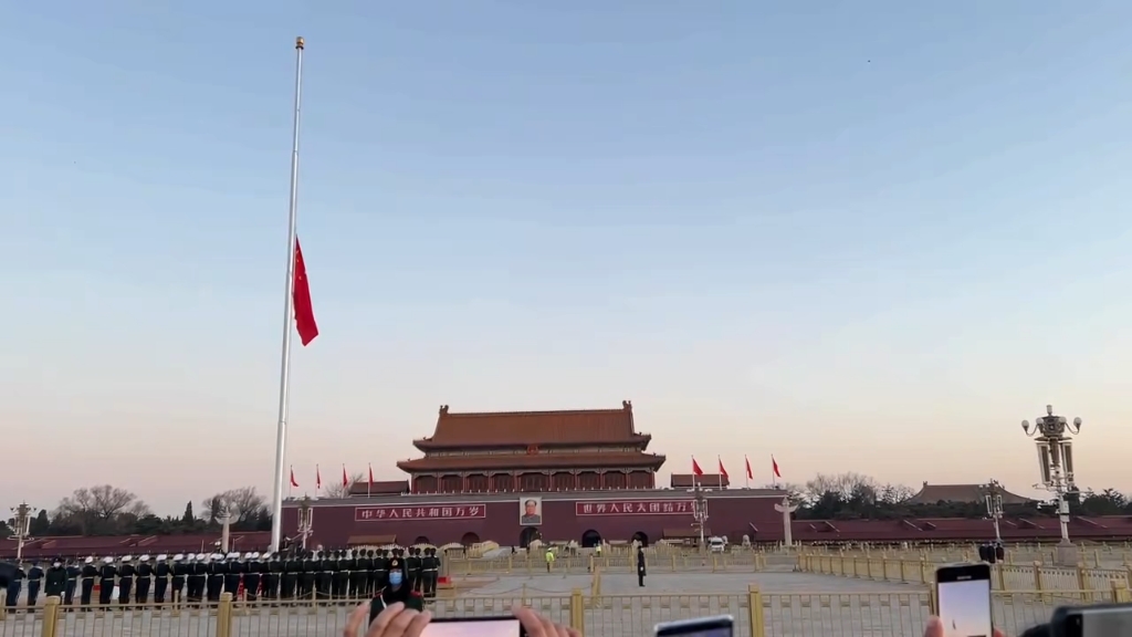 升国旗,奏国歌,敬礼!