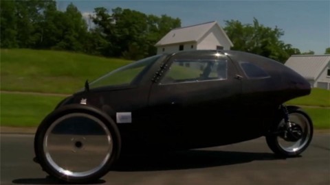 这三轮车逆天了,靠人力时速达到160公里,上班代步还能遮风挡雨