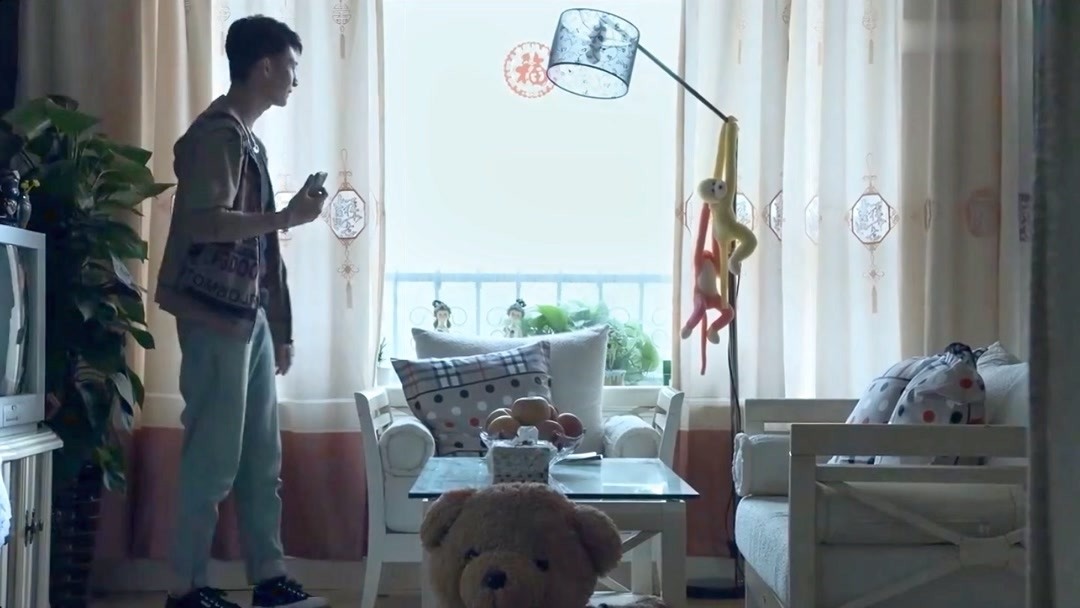 守卫者:洪队撩开窗帘,看了一眼窗外,就发现了罪犯的同伙!