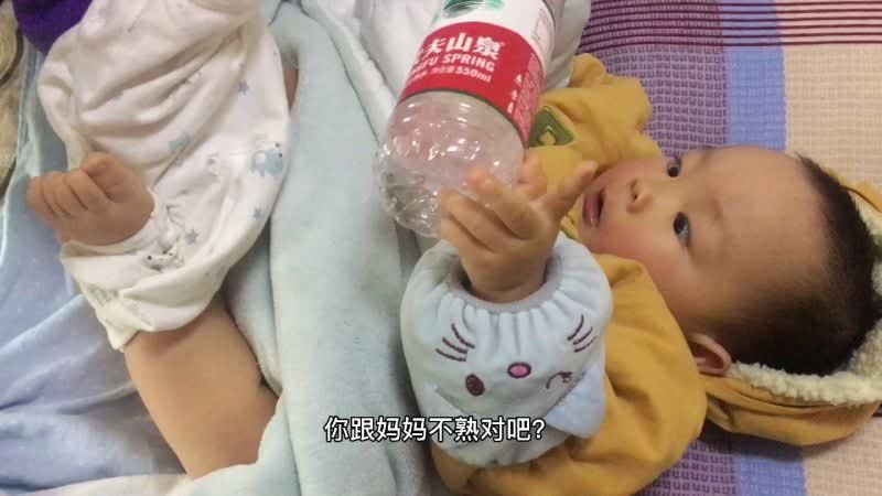 宝妈萌娃换尿不湿,全程只叫爸爸,跟妈妈不熟,萌呆了