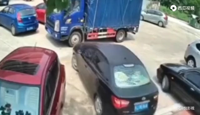 小哥徒手推车这就牛逼了