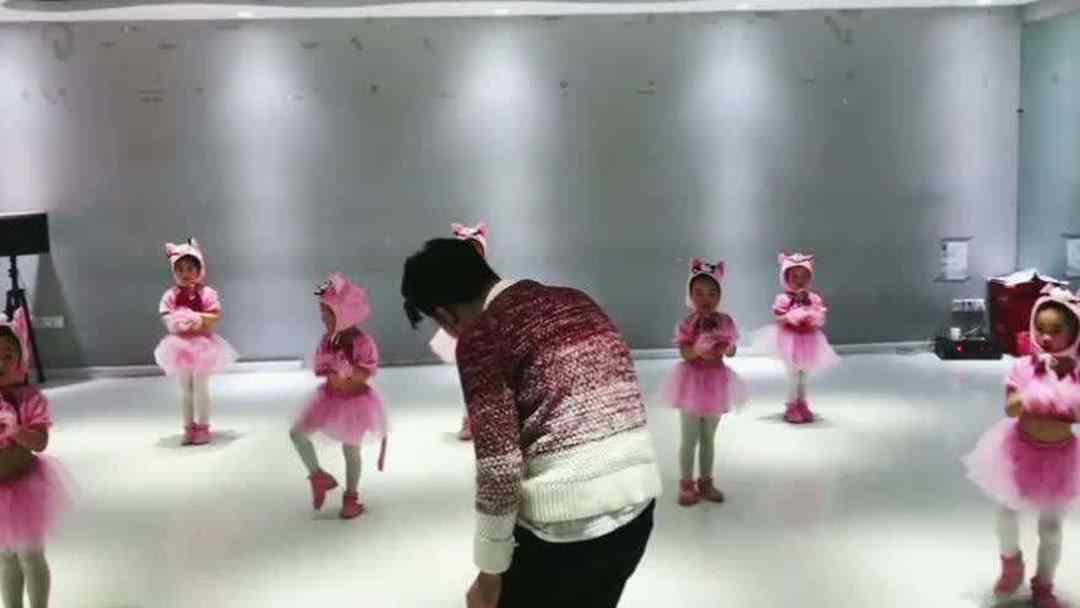 幼儿舞蹈《可爱小老鼠》律动,扮演小老鼠惟妙惟肖,俏皮可爱!