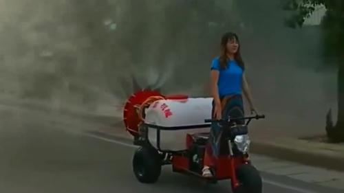 最有创意的发明,小型的洒水车,牛人小哥的智慧真的是无穷的!