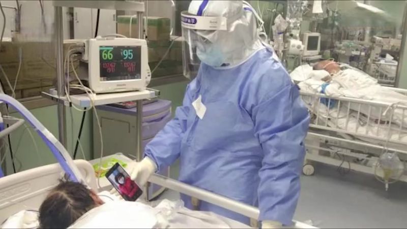 【重症夫妻录视频打气 :你不能泄气,我会陪你走下去】湖北武汉,已过...