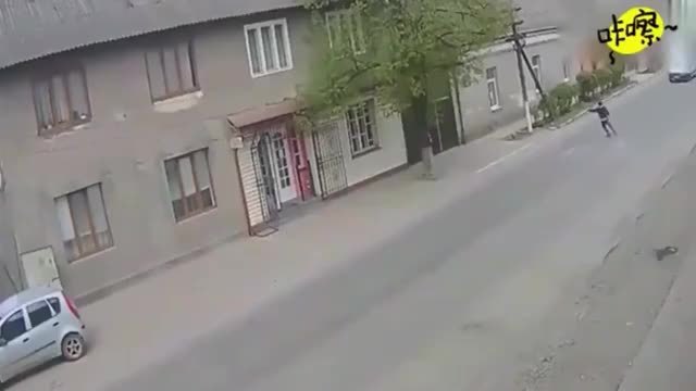 男子横穿马路,结果面包车把他撞飞二十多米,监控拍下揪心画面