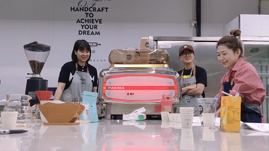 【咖啡师日常】课程训练部分!三位学员都想着店里加入咖啡元素,所以...