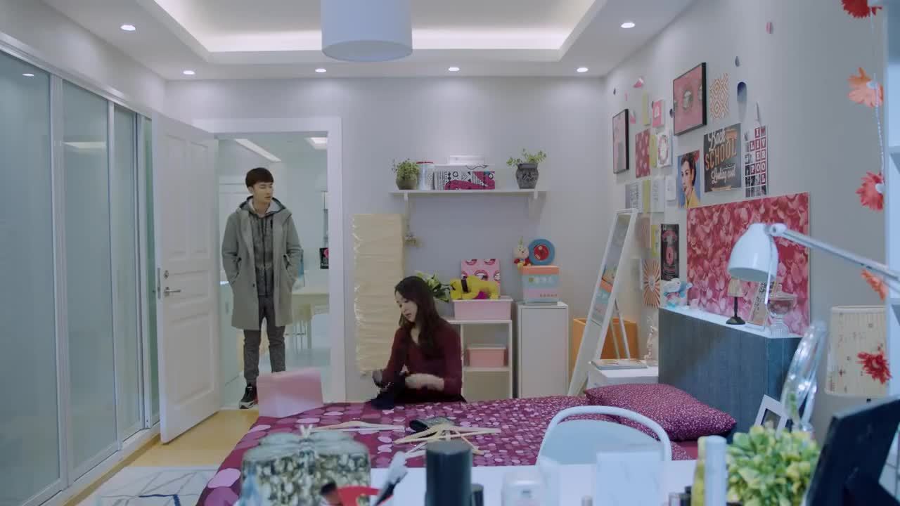 老师邀请她参加课题研究,美女非常开心,把好消息告诉了师兄