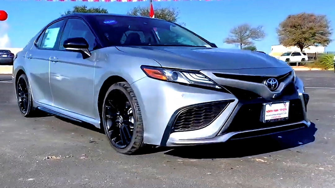 丰田2021款凯美瑞终于来了,实在是漂亮,能否碾压宝马3系?